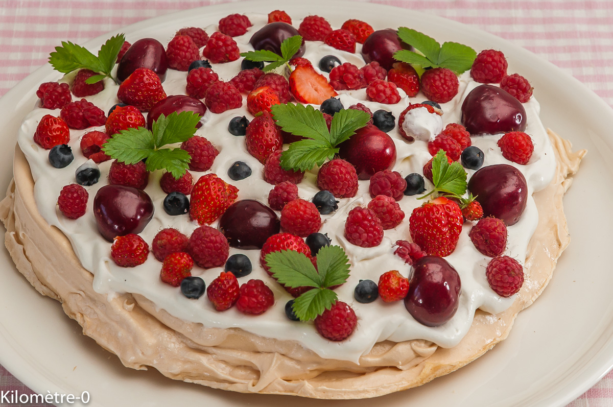 Photo de recette de pavlova, fruits rouges, léger, facile, été ...