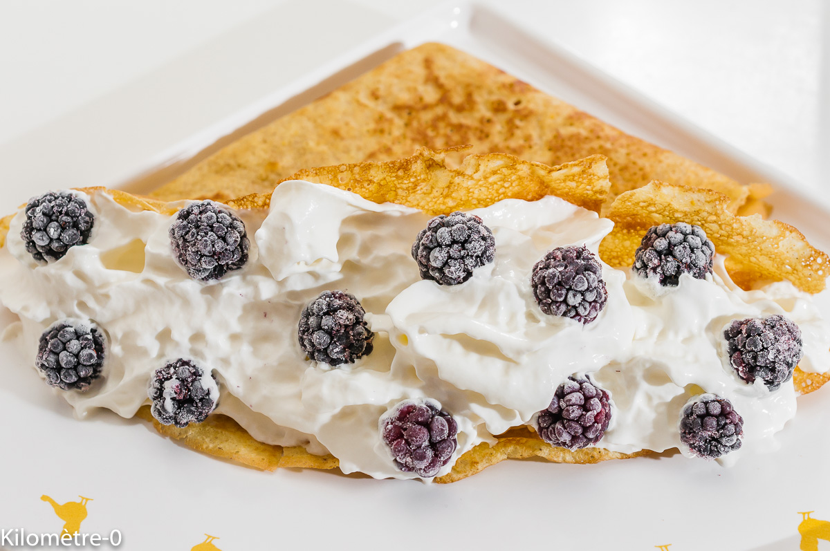 Photo de recette de crêpes facile aux fruits rouges et à la chantilly ...